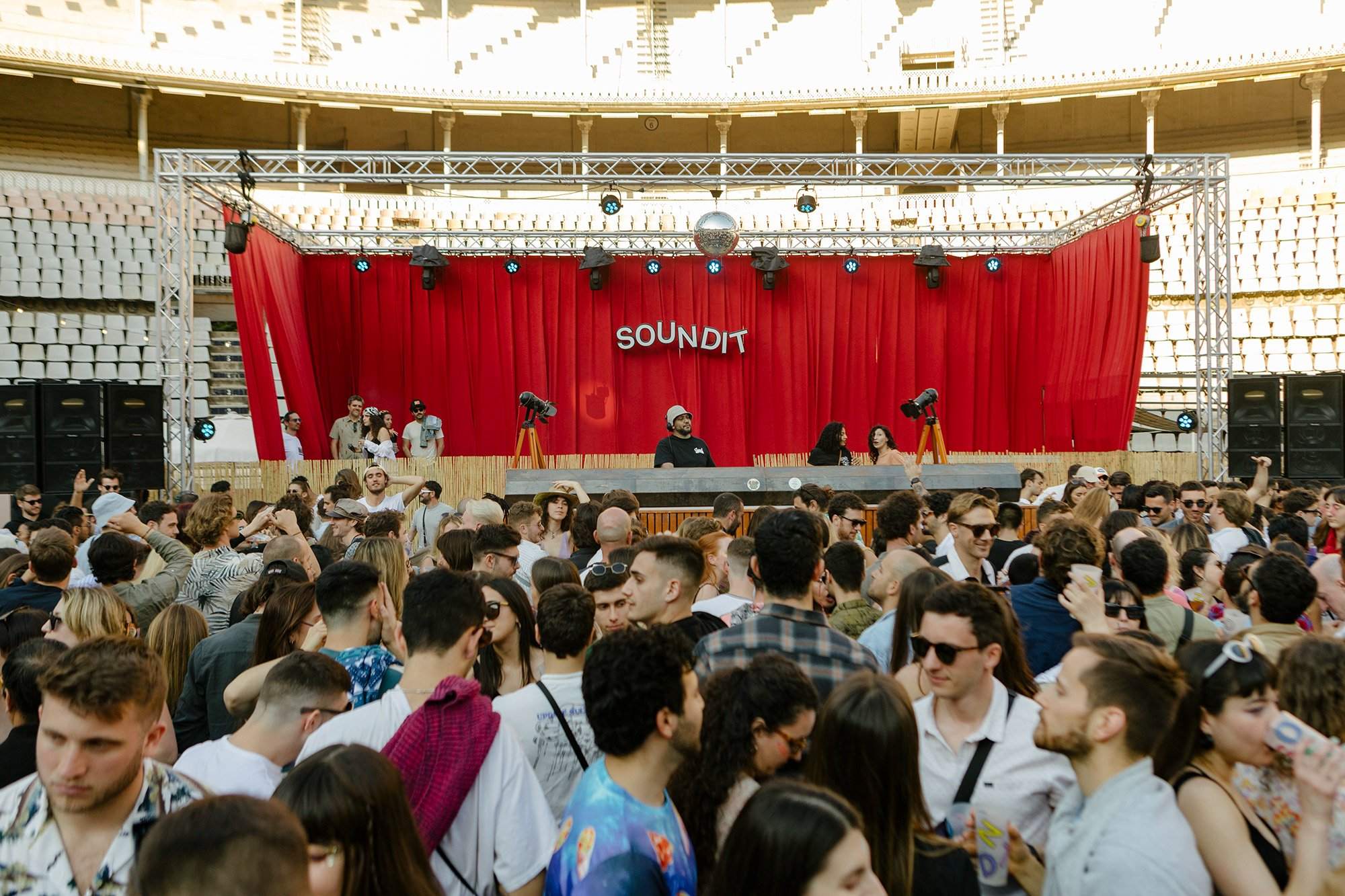 SOUNDIT Plaza: Mr Scruff, Mark Seven, Virginie at Plaza Monumental de ...