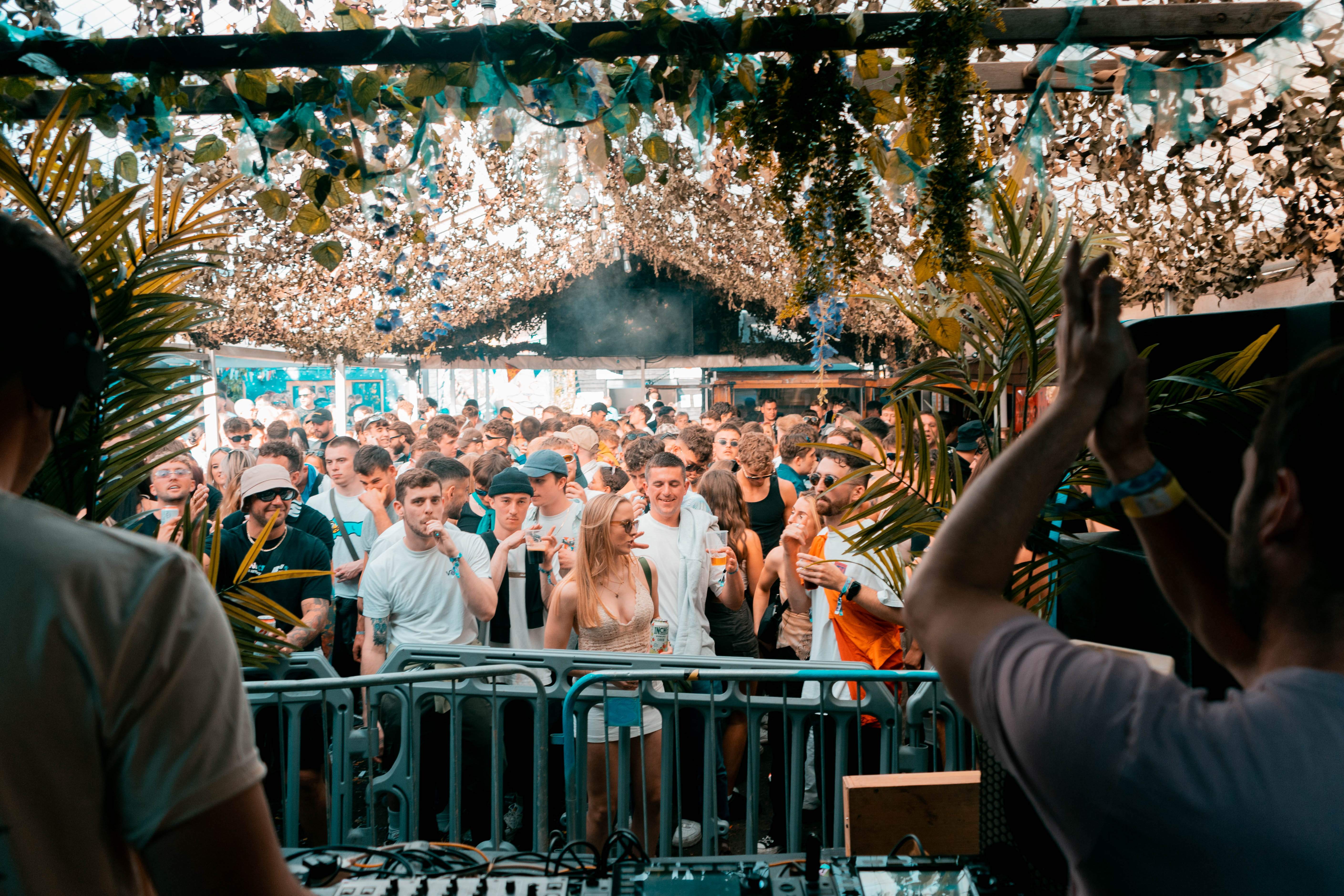 GLASSGARDENS - 360⁰ Courtyard Party w/ Burnski, Tailor Jae, Aletha ...