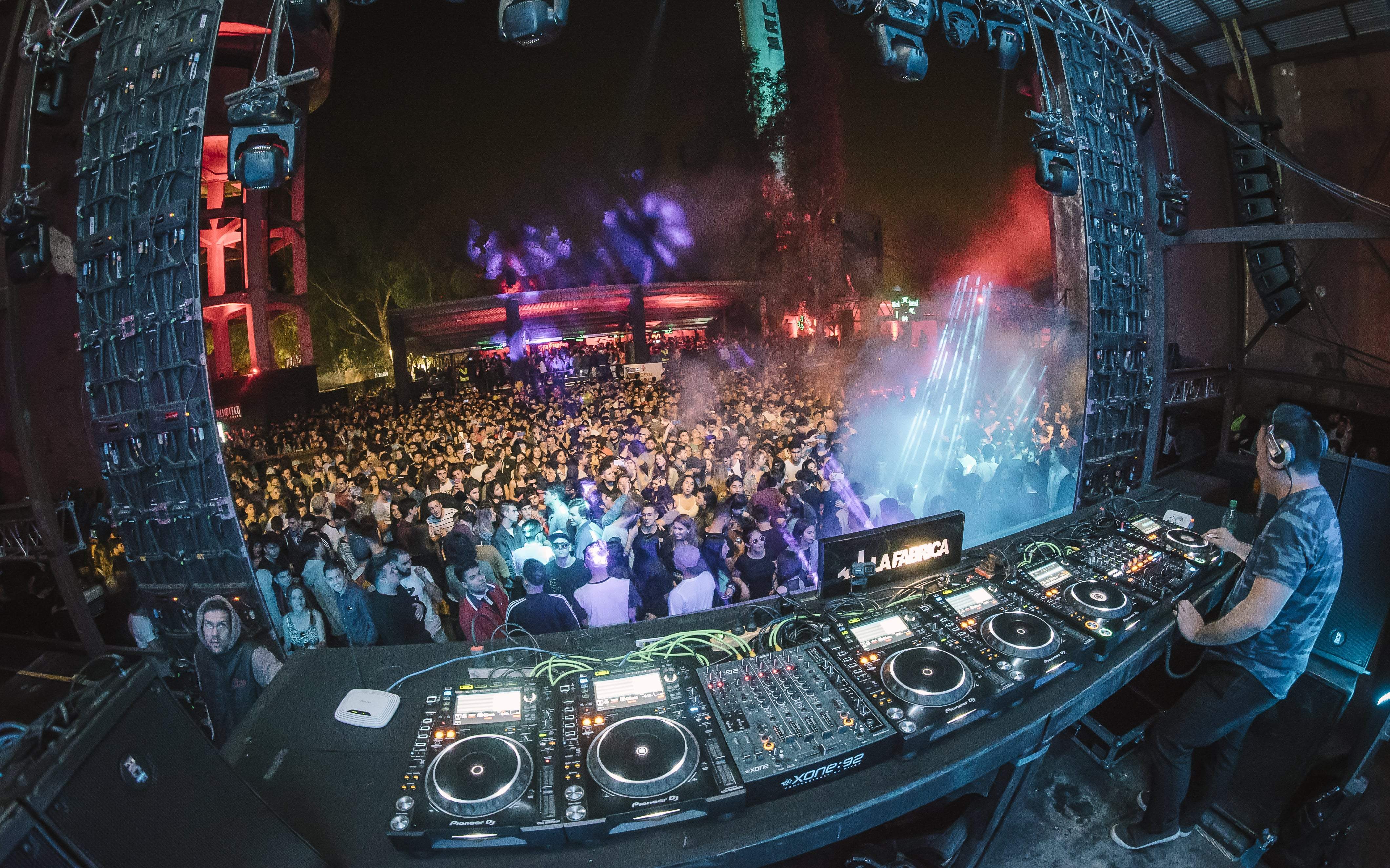 Mustache presents DARIN EPSILON & RICHI RISCO bij Mustache Bar, Bangkok