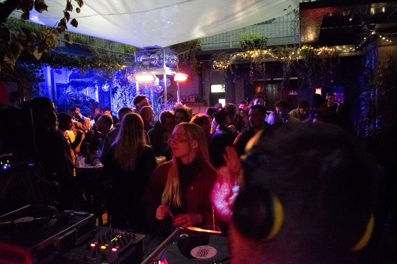 REVIVEHER NYE Hackney Wick Mini Rave en HWK, London