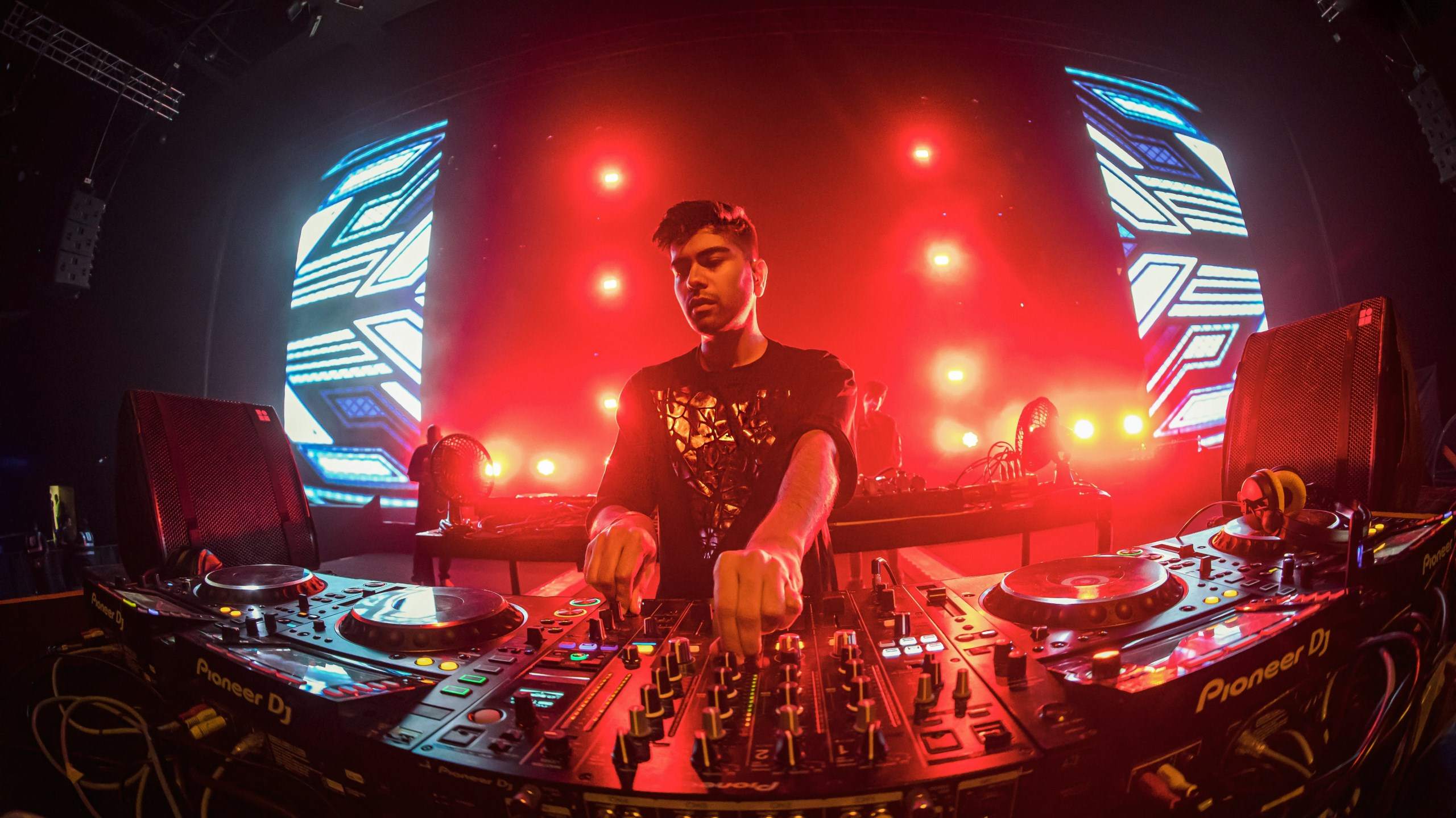 Axl Stace · Artist Profile