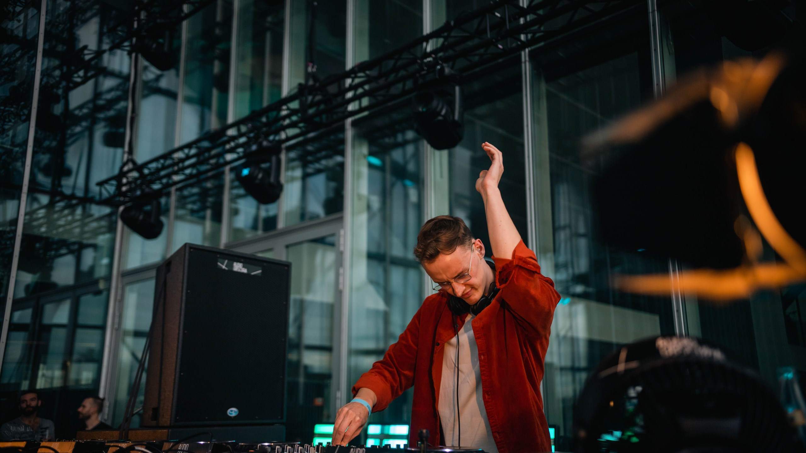 Corren Cavini · Artist Profile