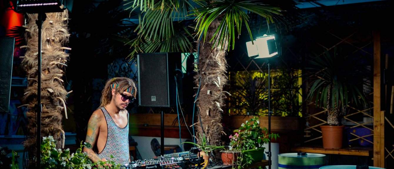 Estray · Artist Profile