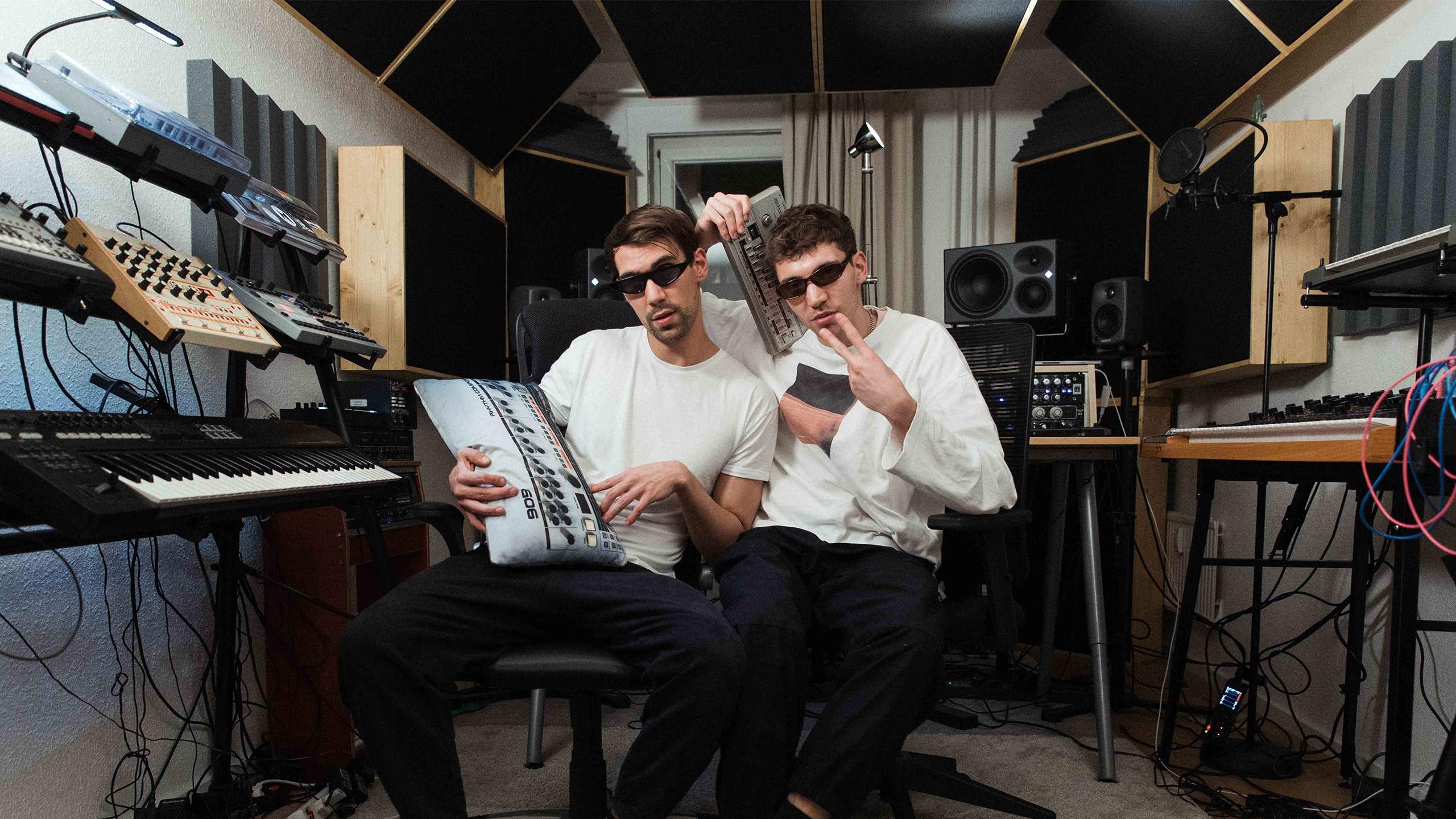 FJAAK · Artist Profile