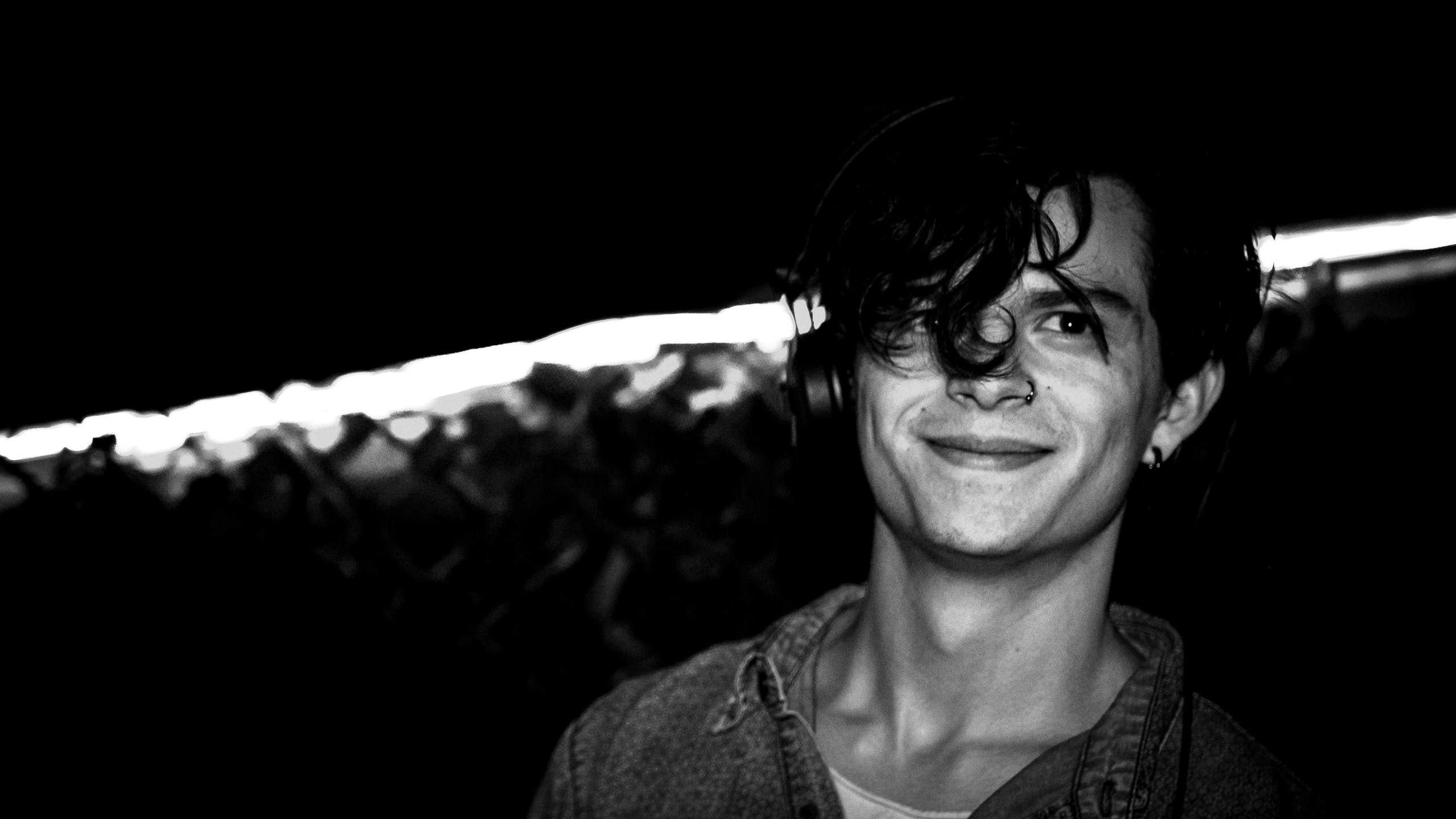 Julian Rhodes · Artist Profile