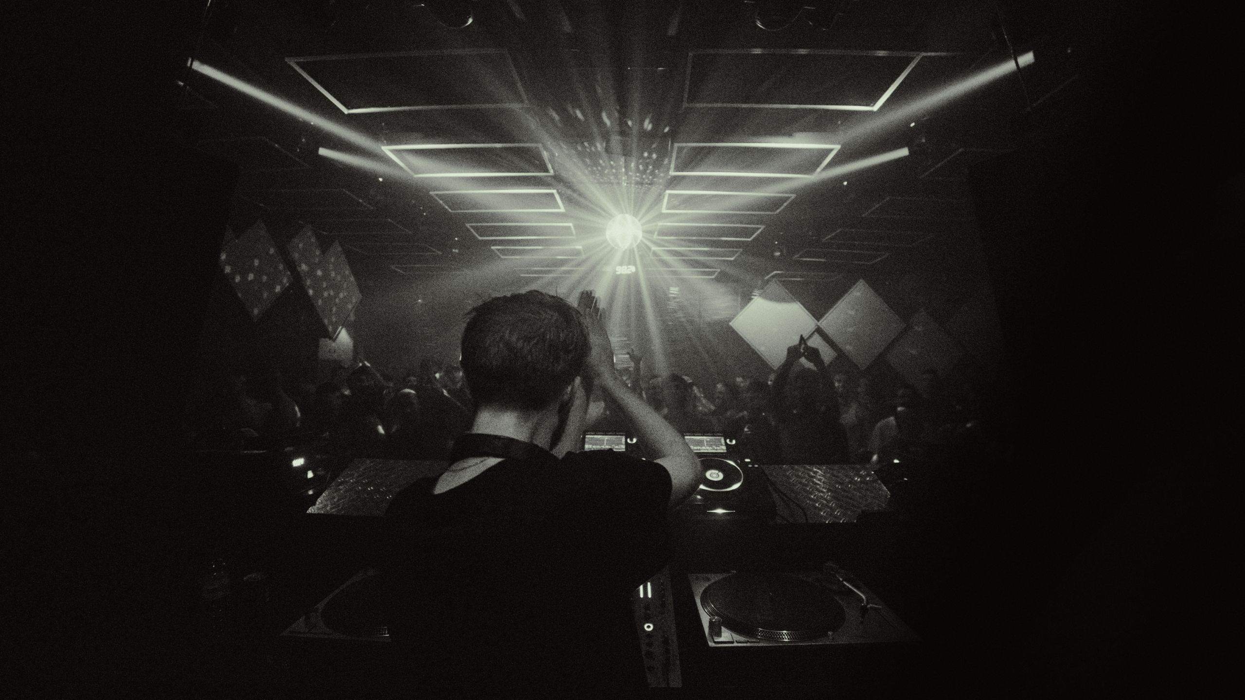 Tommy Lewis · Artist Profile