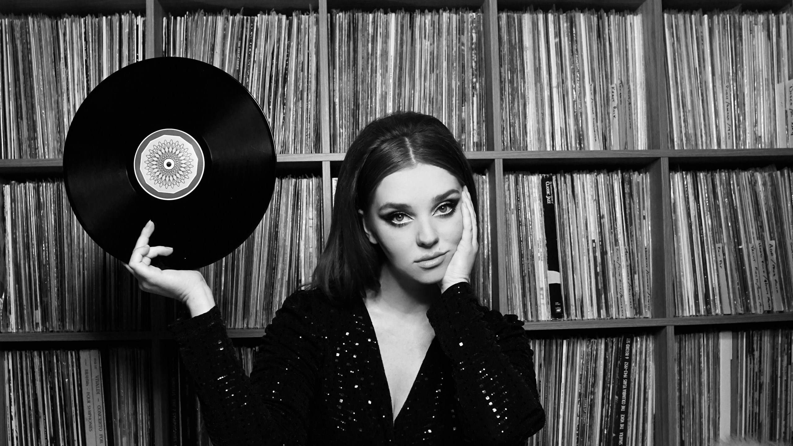 Victoria Rawlins · Artist Profile