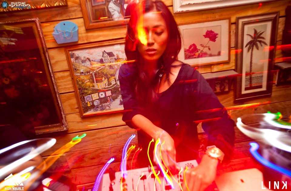 Visionnaire Pres. Ms. Mada en Red Maple, Baltimore