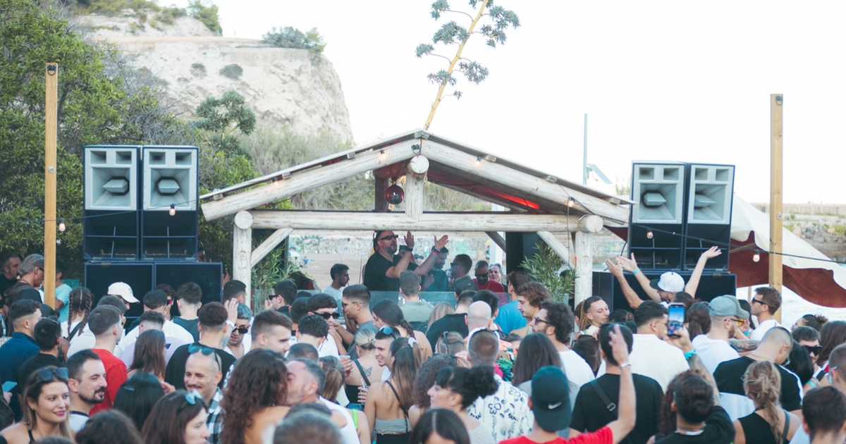 FREE OPEN AIR BEACH PARTY at Hola Club Sitges (Cala Vallcarca), Barcelona